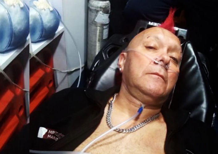 Wattie Buchan, vocalista do The Exploited desmaia durante show. Veja ...