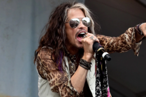 Steven Tyler faz retorno triunfal durante o Back to the Beginning ...